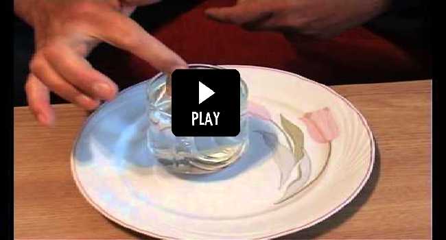 Truc simplu cu un dop de pluta si un pahar cu apa